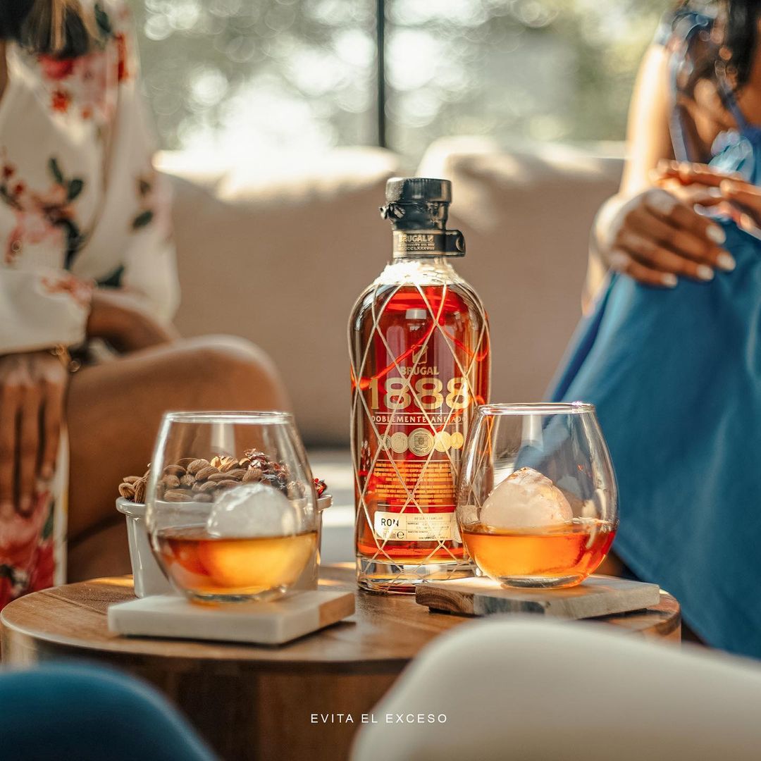 DESCUBRE EL ARTE DE BEBER RON ULTRA PREMIUM DERECHO