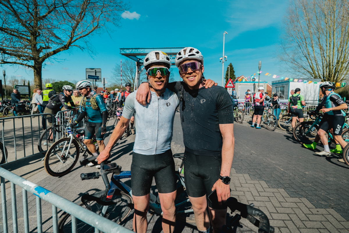 Bert De Backer en Bavo Mortier trappen samen naar het WK gravel in ...