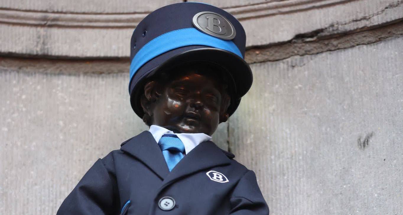 Manneken Pis trekt het NMBS-uniform aan