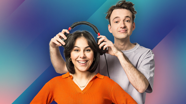 Kawtar Ehlalouch en Robin Keyaert presenteren de ochtendshow op MNM Kawtar Ehlalouch en Robin Keyaert presenteren de ochtendshow op MNM