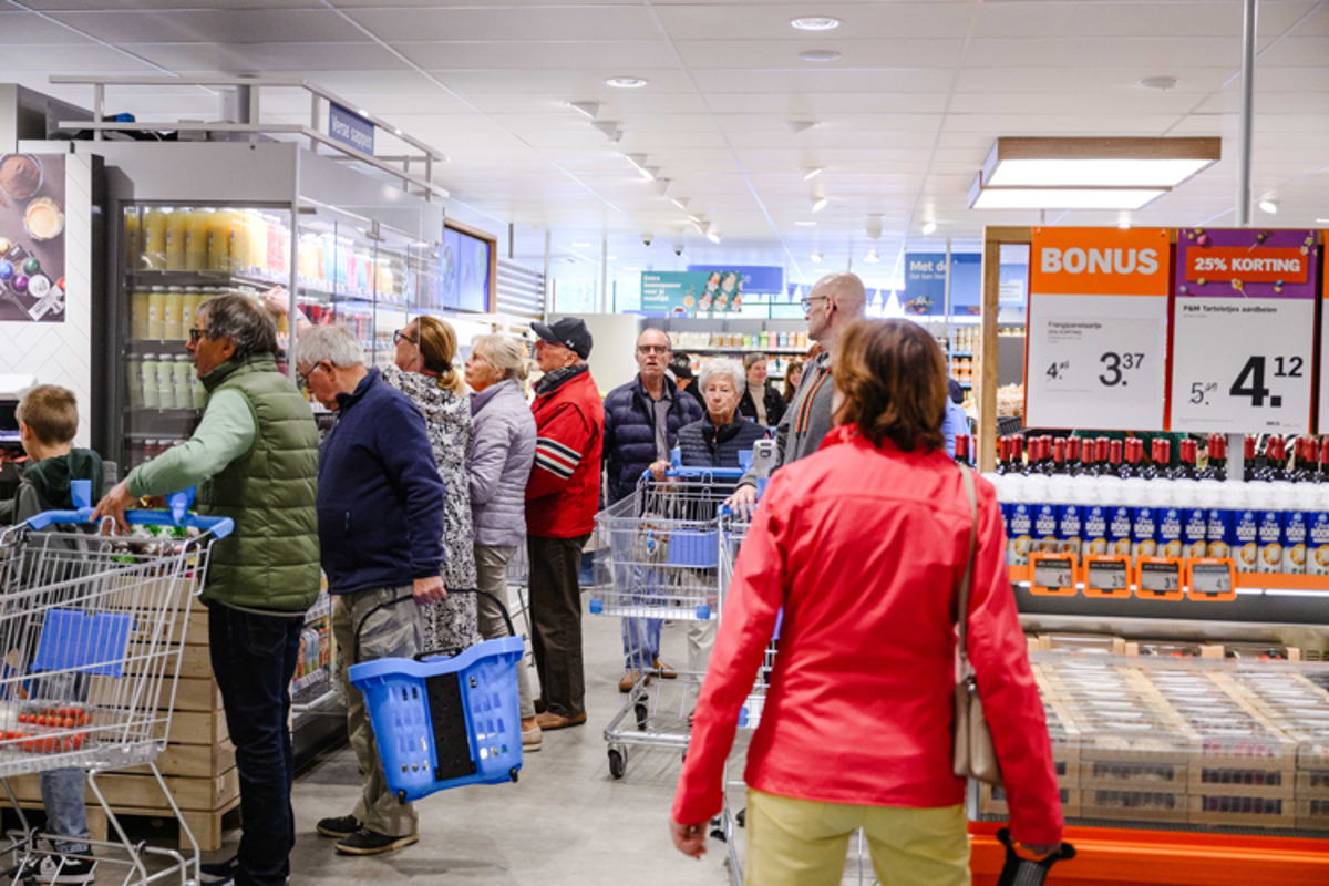 Lange rijen wachtenden deze ochtend voor opening nieuwe Albert Heijn in ...