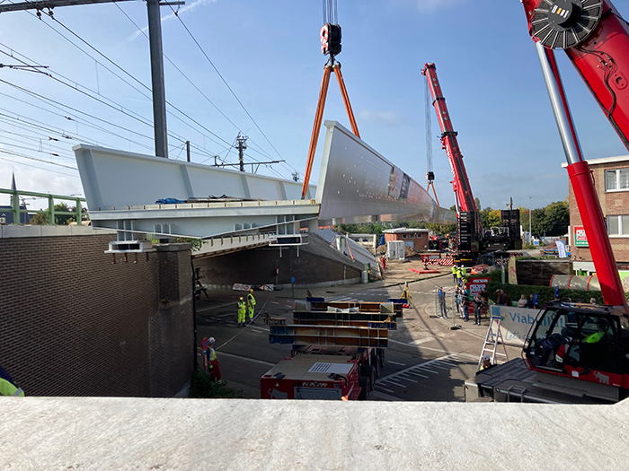 Fietsbrug geplaatst op F4 kruispunt Vijfstraten Sint-Niklaas