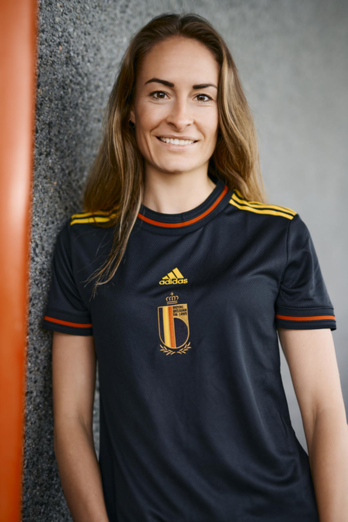 Double première pour les Red Flames : un maillot home personnalisé, en noir