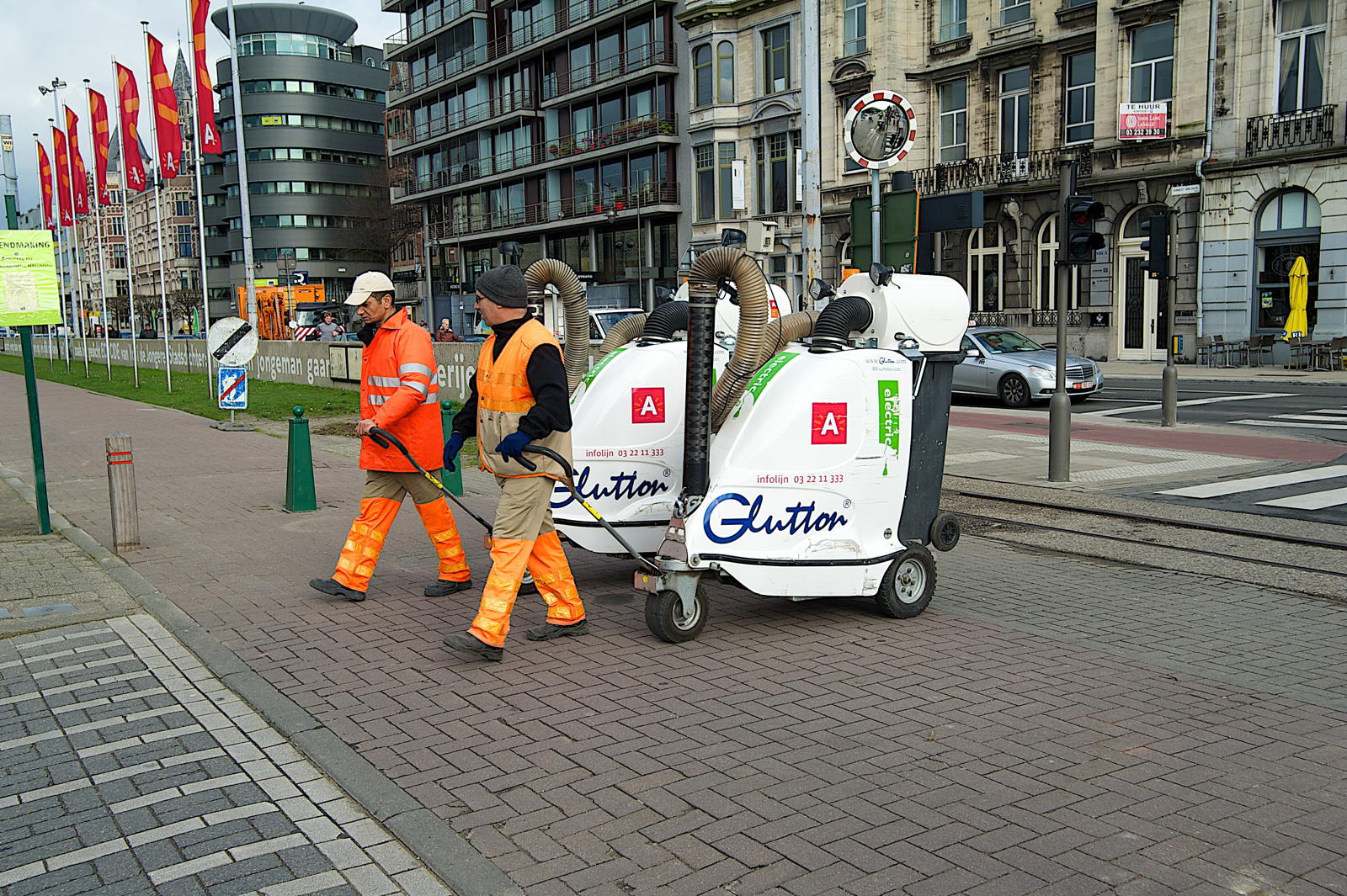 Antwerp sets up 'litter cube' to raise awareness about garbage left on ...