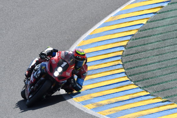 Belgian motorcycle racer Xavier Siméon in the lead in Le Mans at three ...