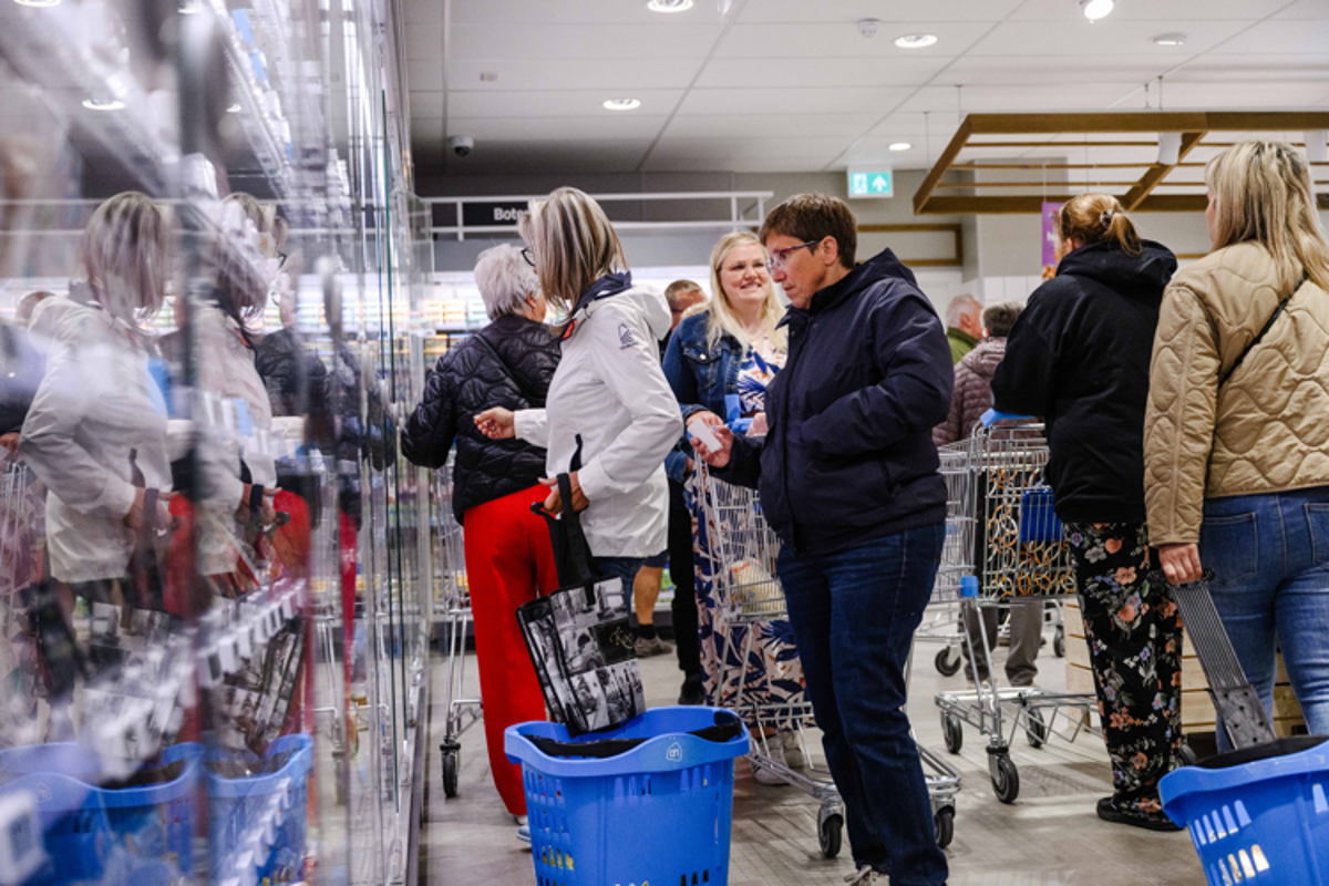 Lange rijen wachtenden deze ochtend voor opening nieuwe Albert Heijn in ...