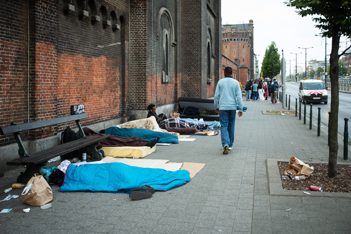 Belgian volunteers take asylum seekers to have a shower at Brussels ...