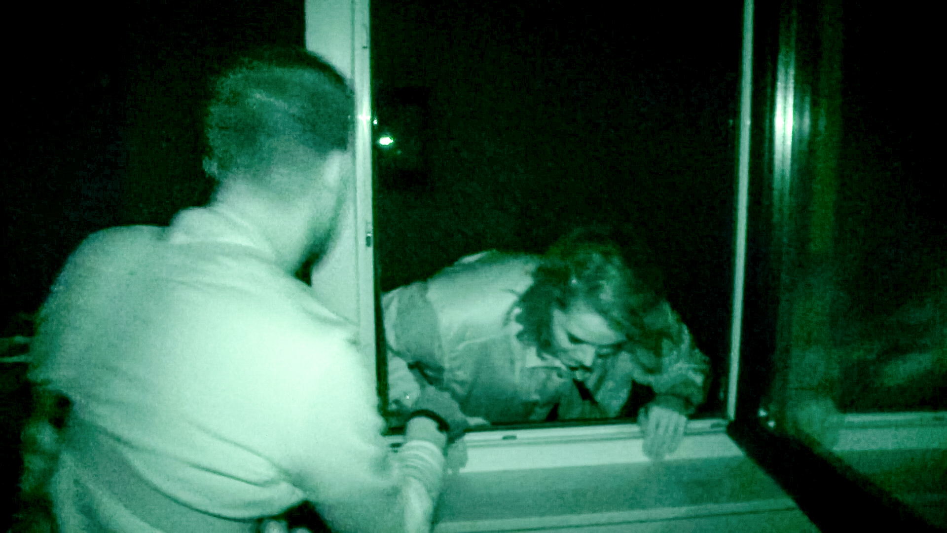 Dina en Andy wagen zich als dieven in de nacht in Ze Zeggen Dat: is ...