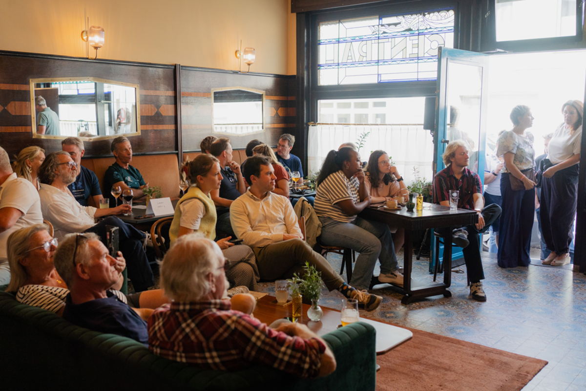 Ploegsteert van Het Zesde Metaal verovert de eerste plaats in Radio 1 ...