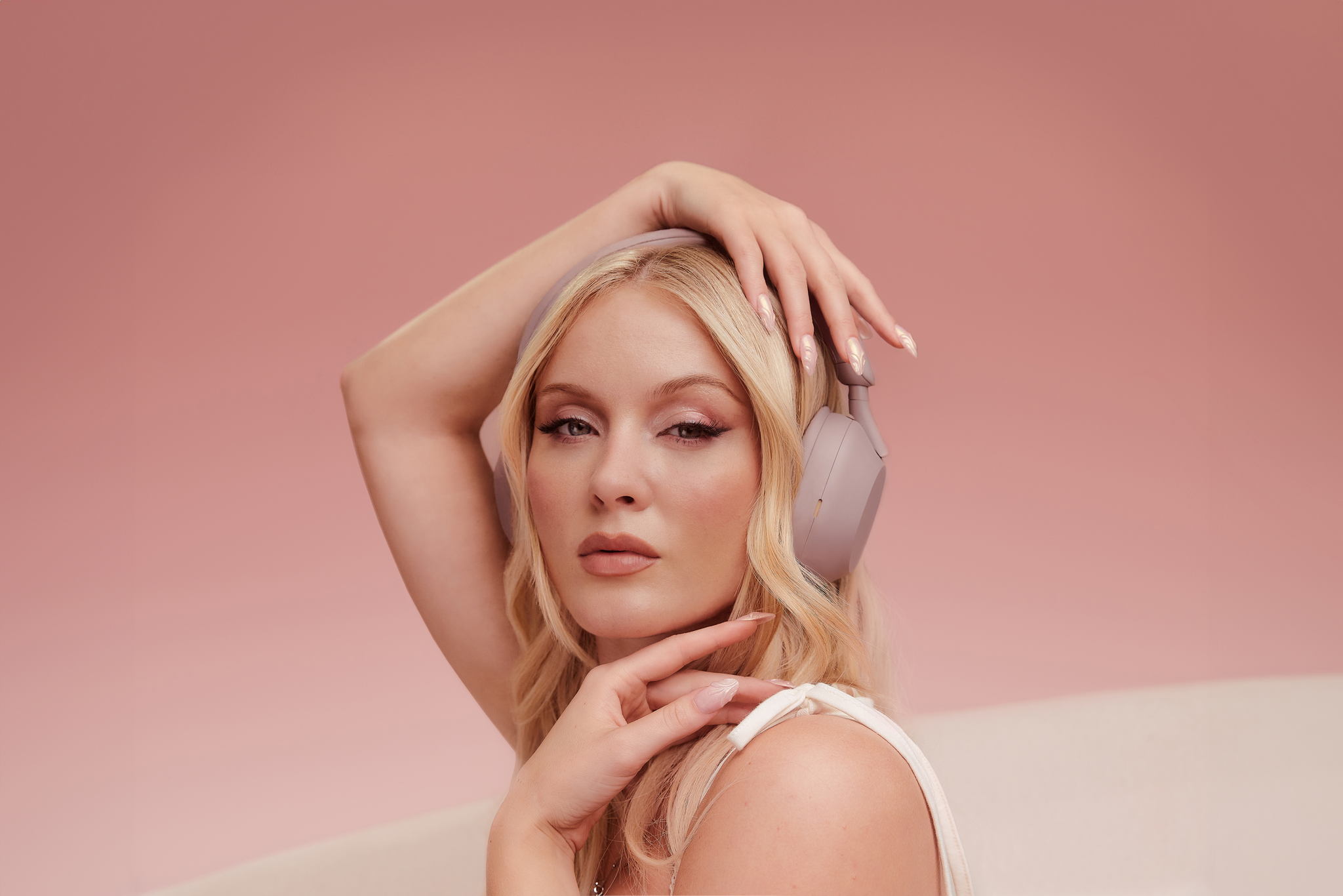 Sony WH-1000XM5 premium hodetelefoner i Smoky Pink lanseres i Zara Larssons nye miniserie «Life ...