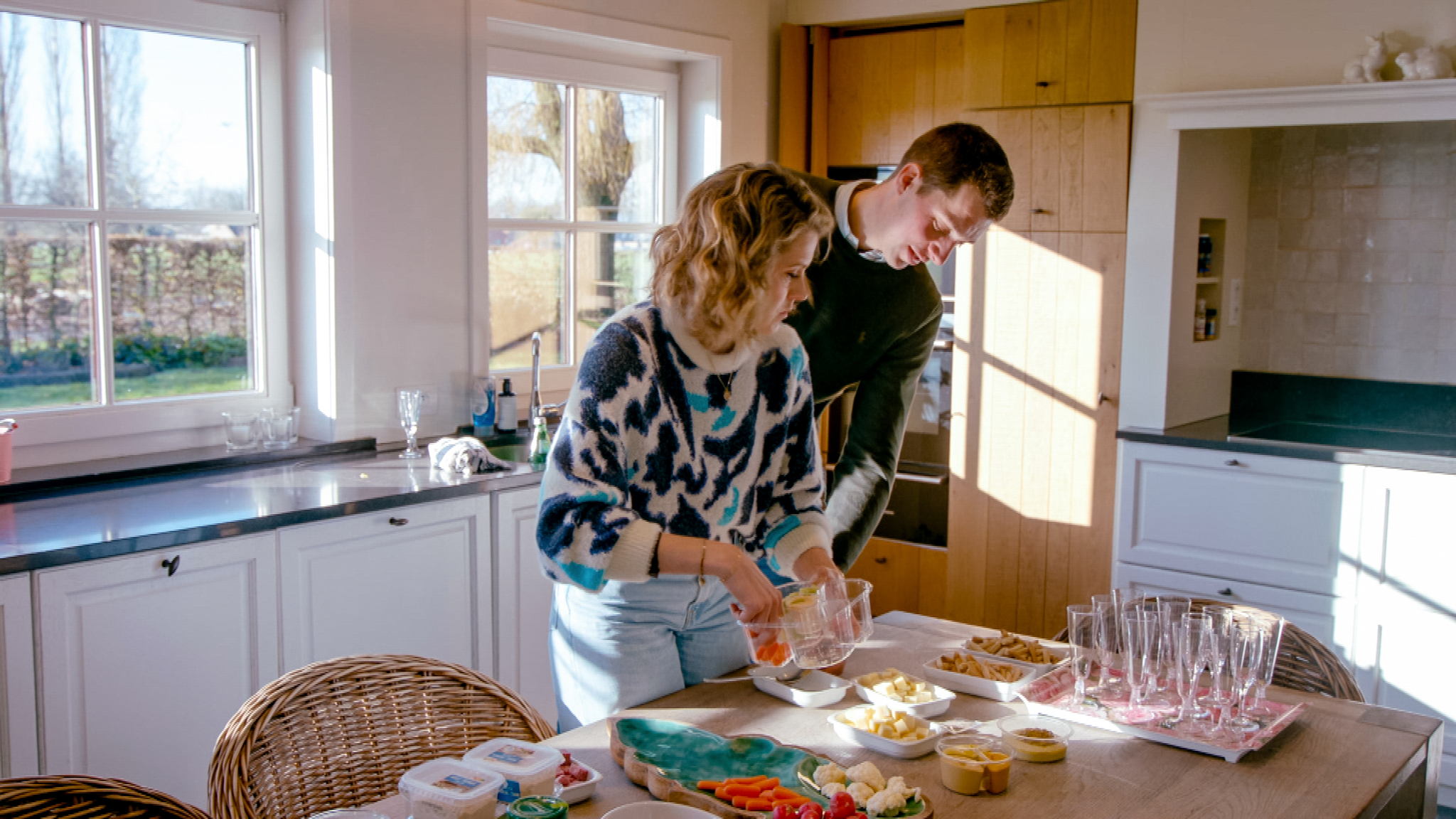 Dina Tersago organiseert housewarming met alleen maar onbekende vrouwen ...