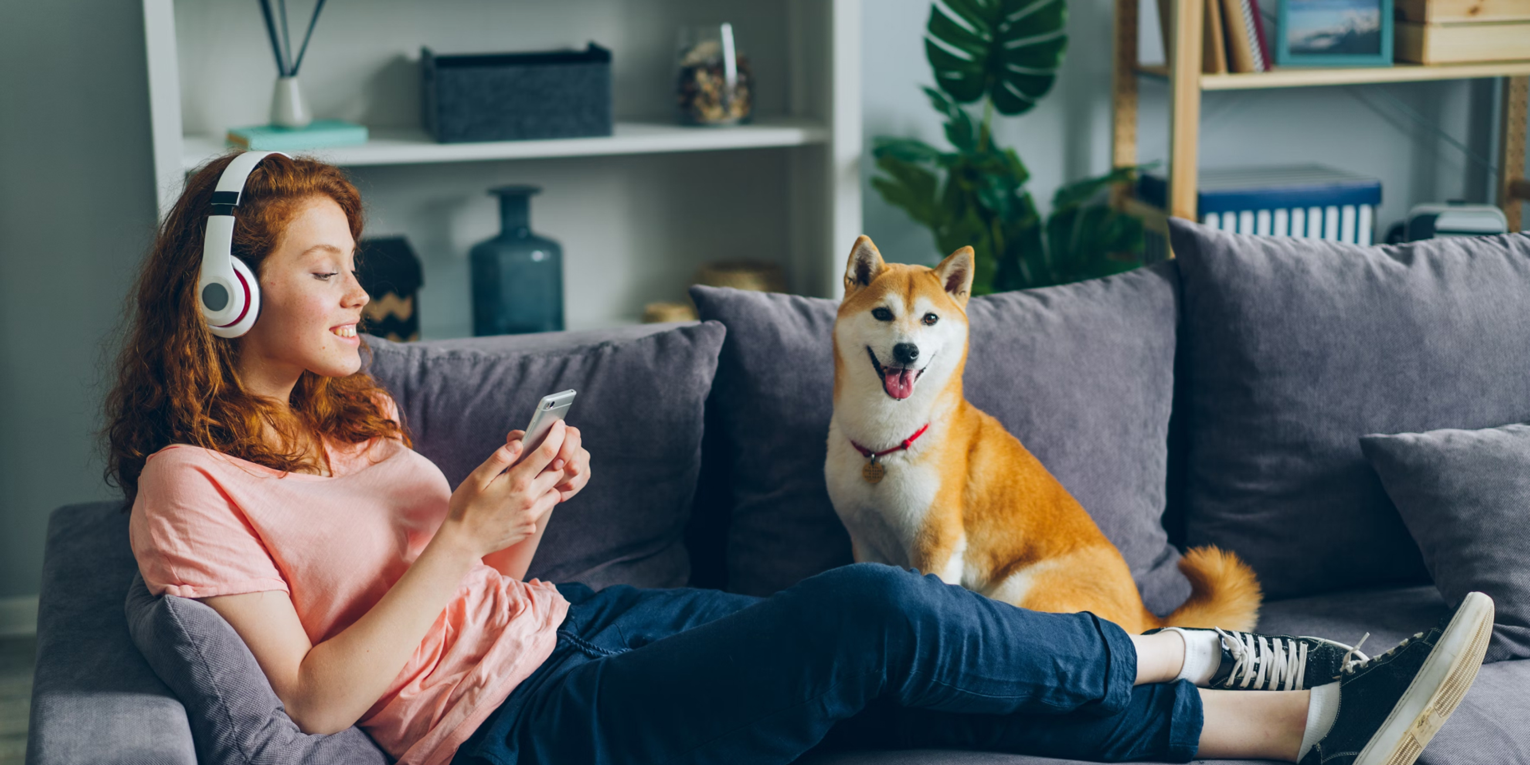 12 binge-worthy PR podcasts in 2026 (+ best episodes!) 🎧
