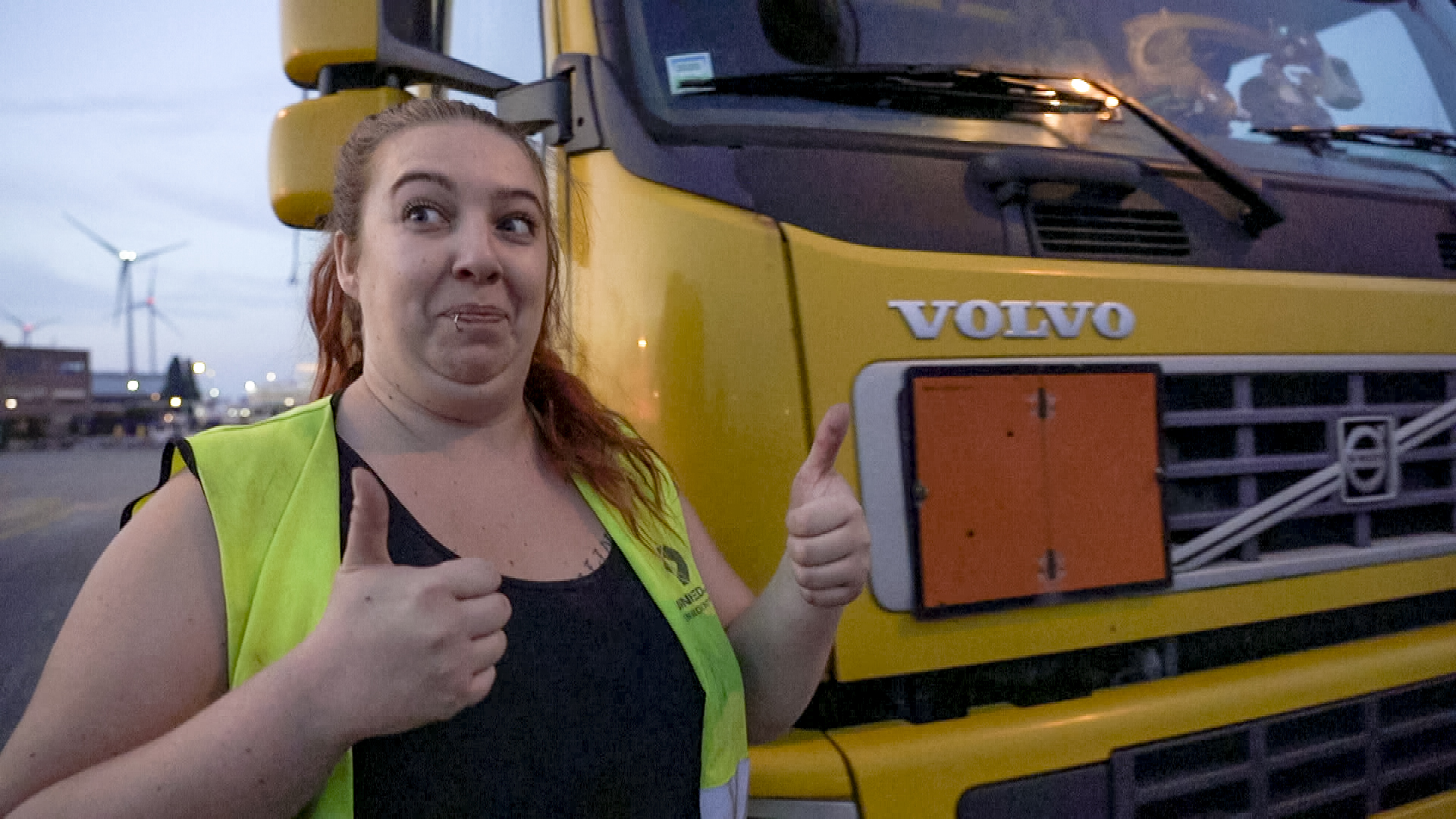 Lady Trucker Evelyn vervoert levensgevaarlijke lading: “Als er zo’n ...