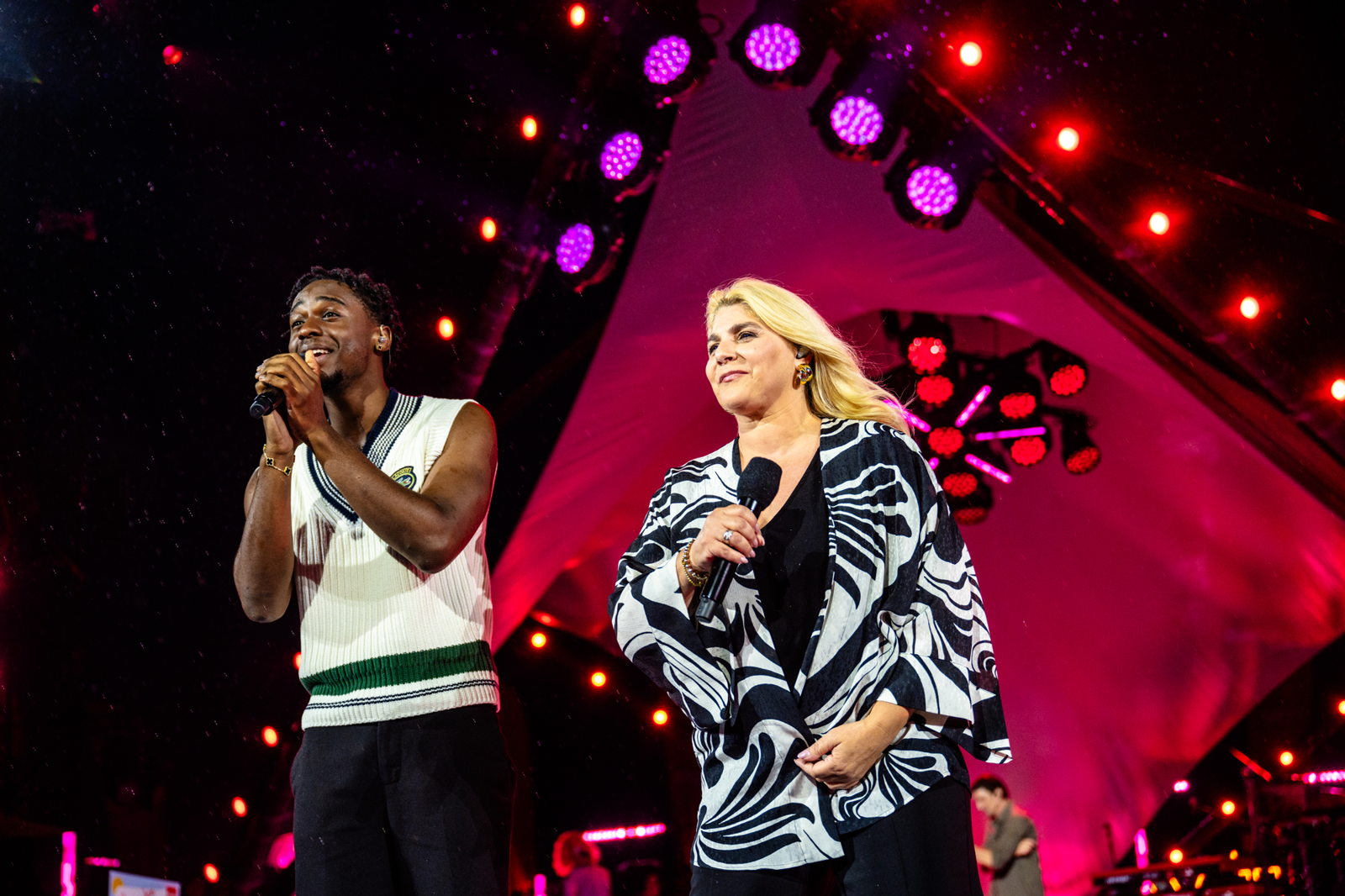 Verrassende special guests, een zingende Zita, de échte Anne en de állergrootste meezingers: VTM ...