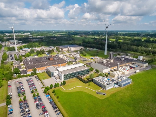 Een windturbine van Luminus op de site van Dow Silicones te Seneffe