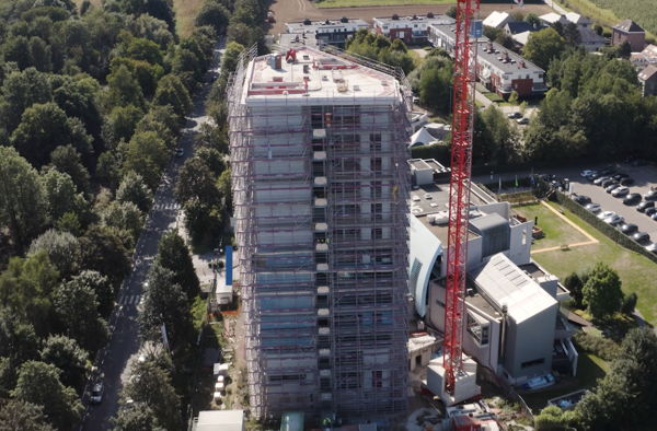 La construction d’une tour impressionnante progresse bien