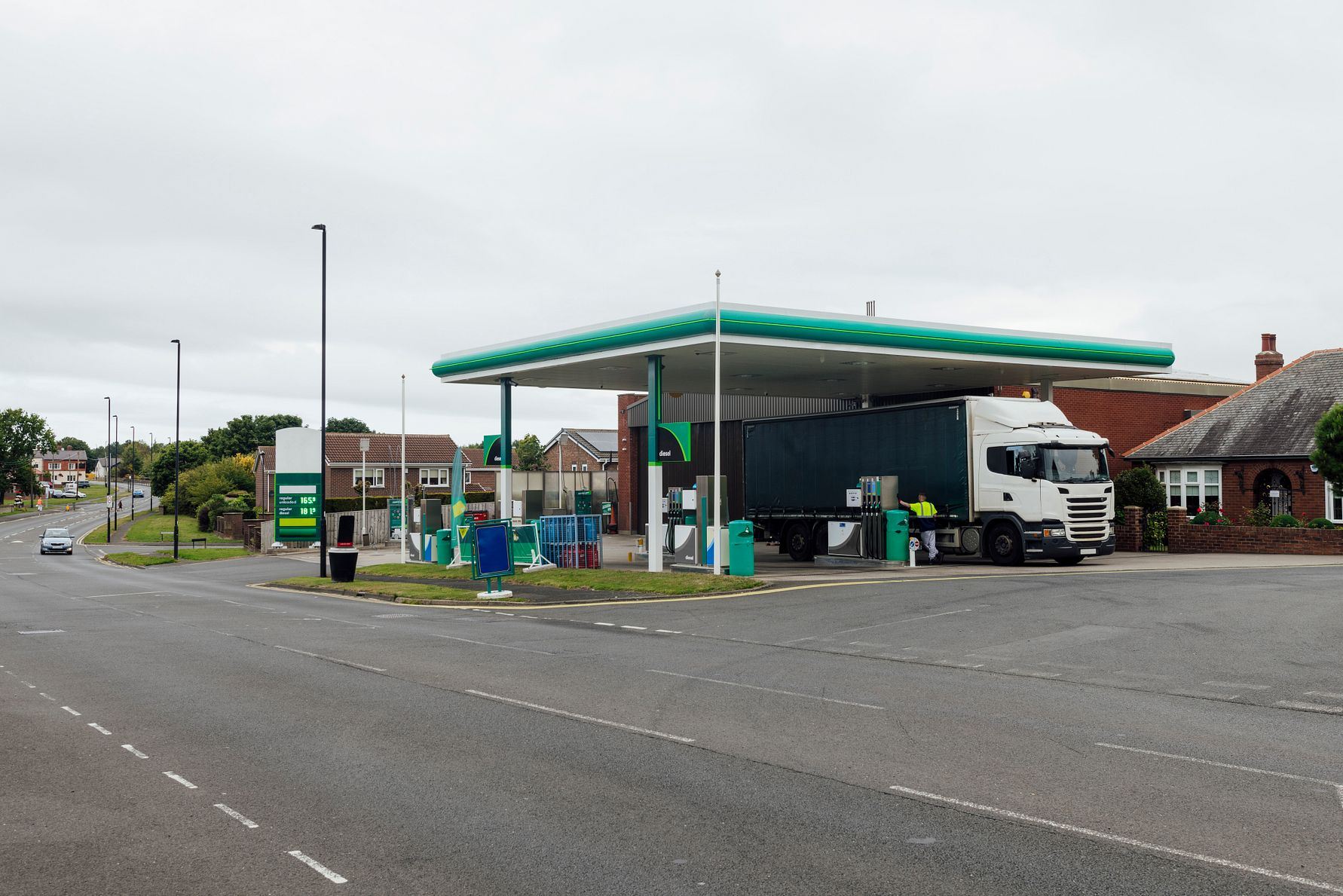 RAC calls on retailers to cut the price of fuel by 6p per litre to reflect lower wholesale costs