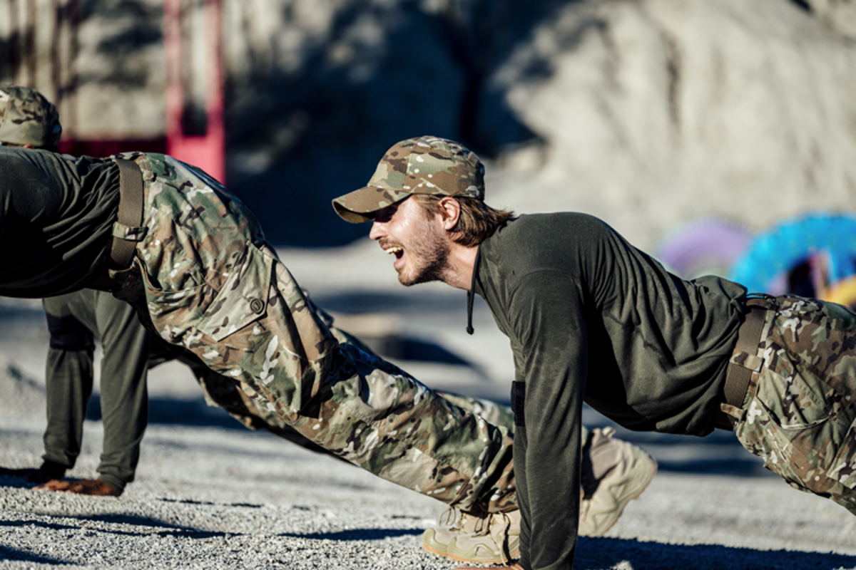 300 burpees en rake klappen: de rekruten krijgen een ‘warm’ welkom in ...