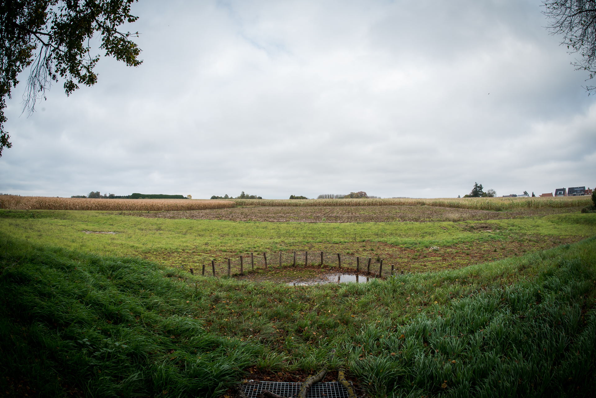 Aarden dammen moeten modder en wateroverlast tegenhouden in Vlezenbeek