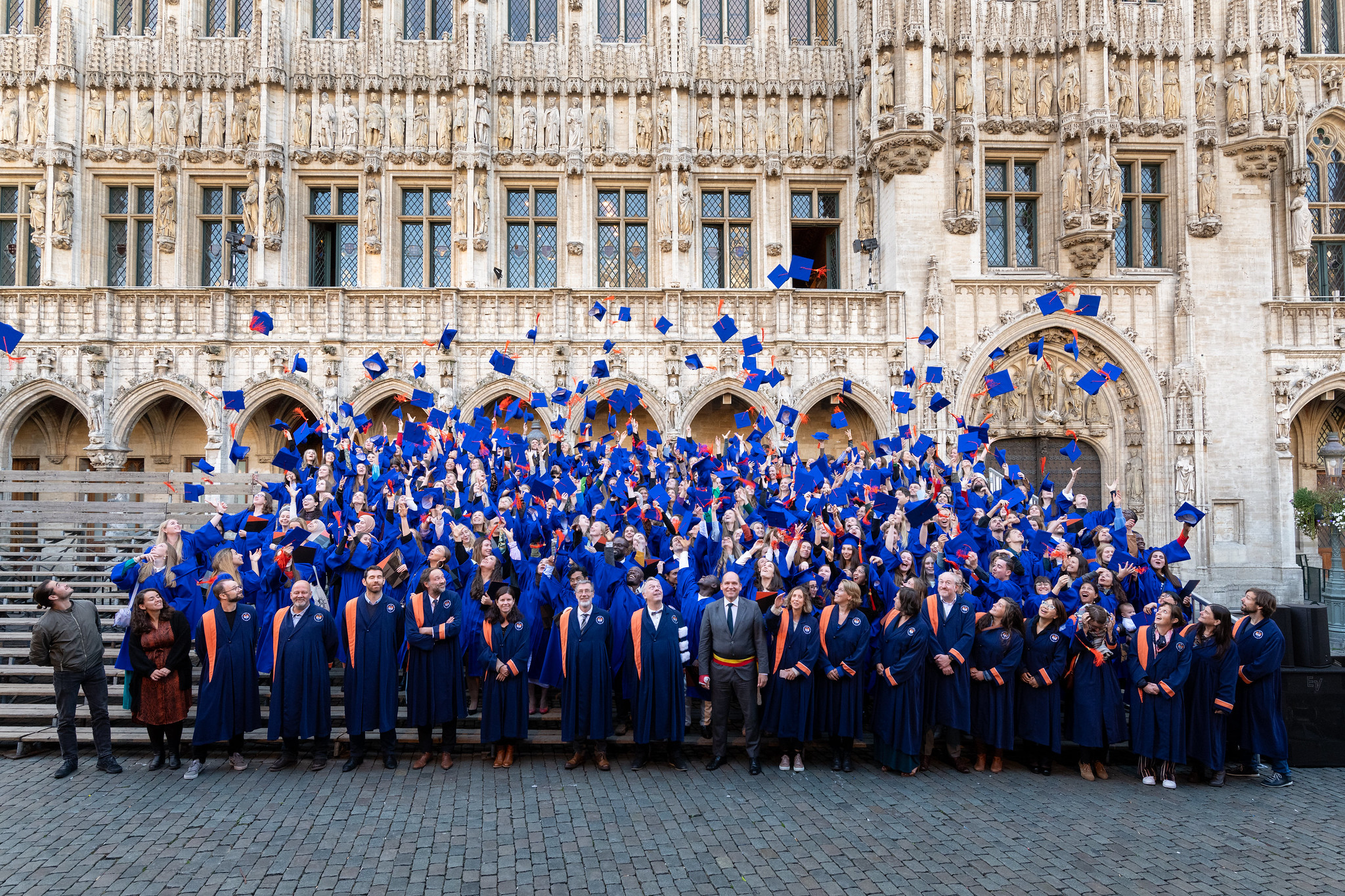 Les étudiants de la VUB diplômés sur la Grand-Place de Bruxelles