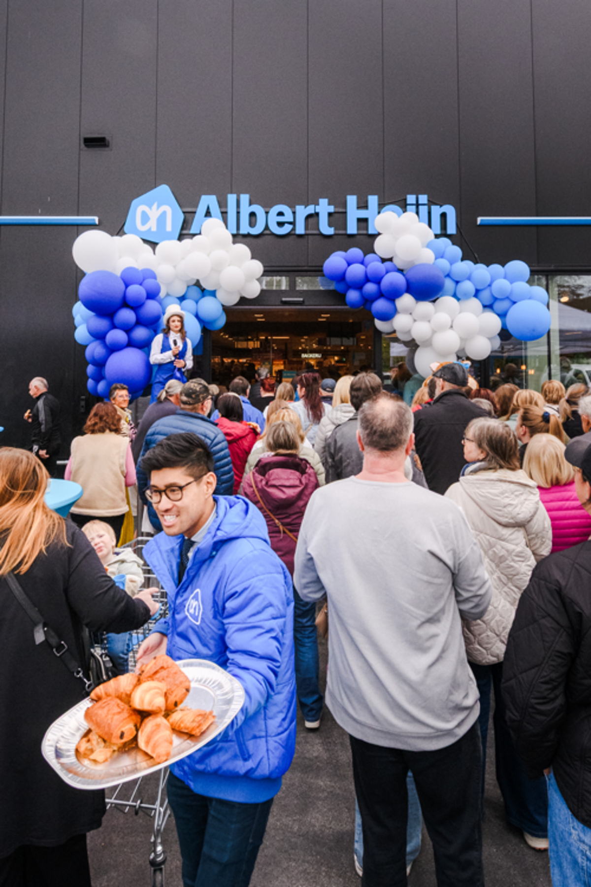 Lange rijen wachtenden deze ochtend voor opening nieuwe Albert Heijn in ...