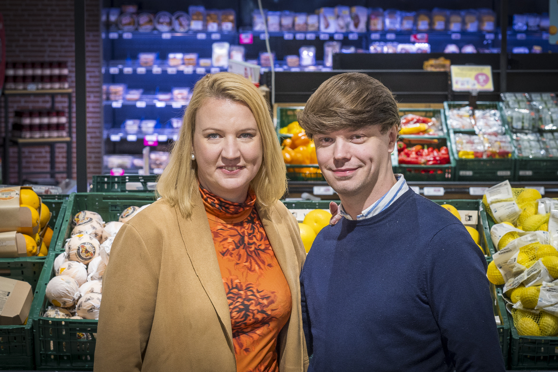 Nieuwe uitbaters van Delhaize Waasland en team verwelkomen klanten Nieuwe uitbaters van Delhaize Waasland en team verwelkomen klanten