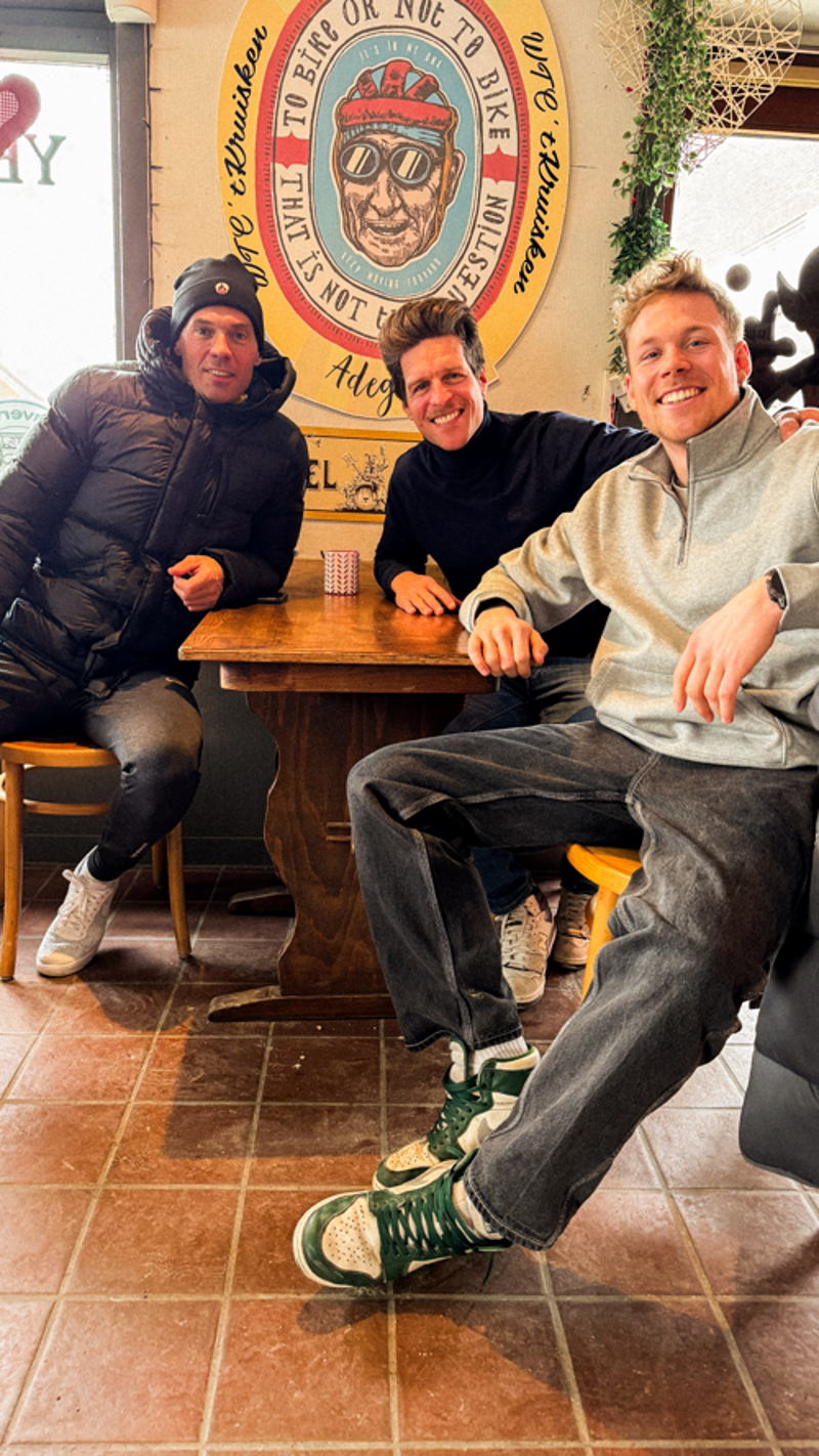 Bert De Backer en Bavo Mortier trappen samen naar het WK gravel in ...