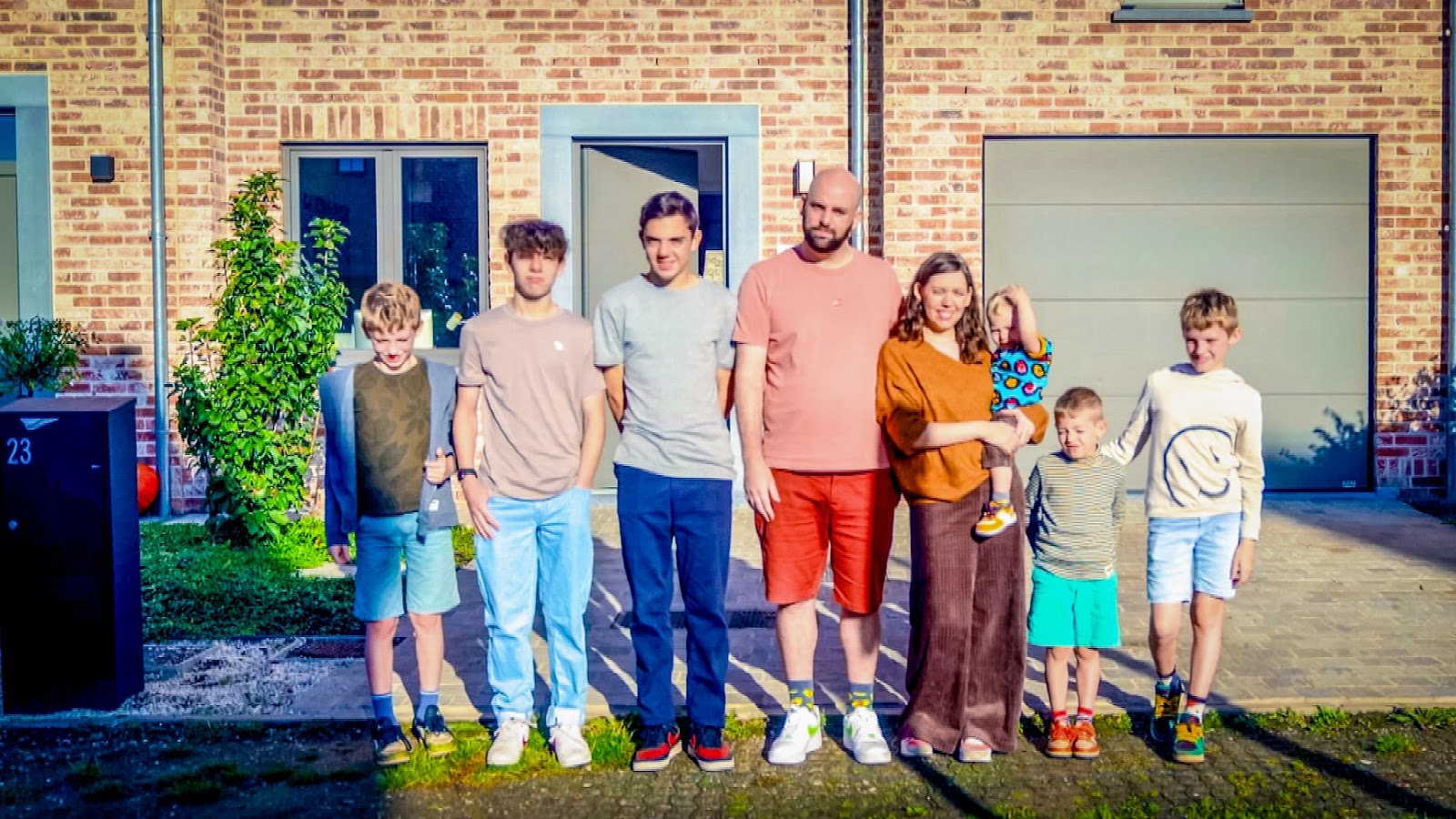 Stephanie Planckaert kijkt binnen in het bijzondere leven van grote gezinnen met 6, 8 of zelfs ...