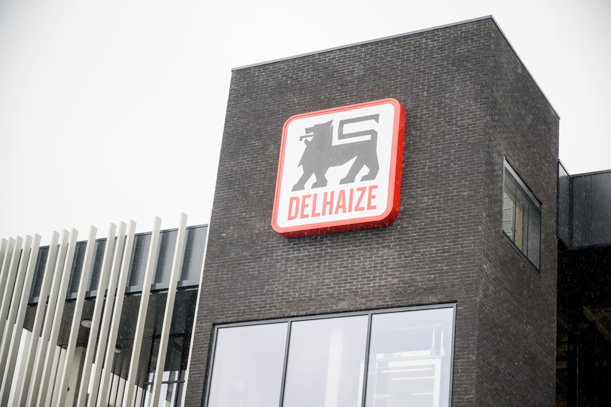 Over 100 Belgian Delhaize stores remain closed on Wednesday