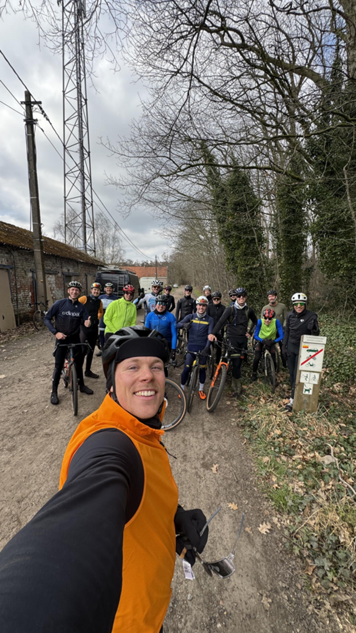 Bert De Backer en Bavo Mortier trappen samen naar het WK gravel in ...