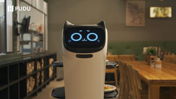 BellaBot und HollaBot räumen die Teller ab