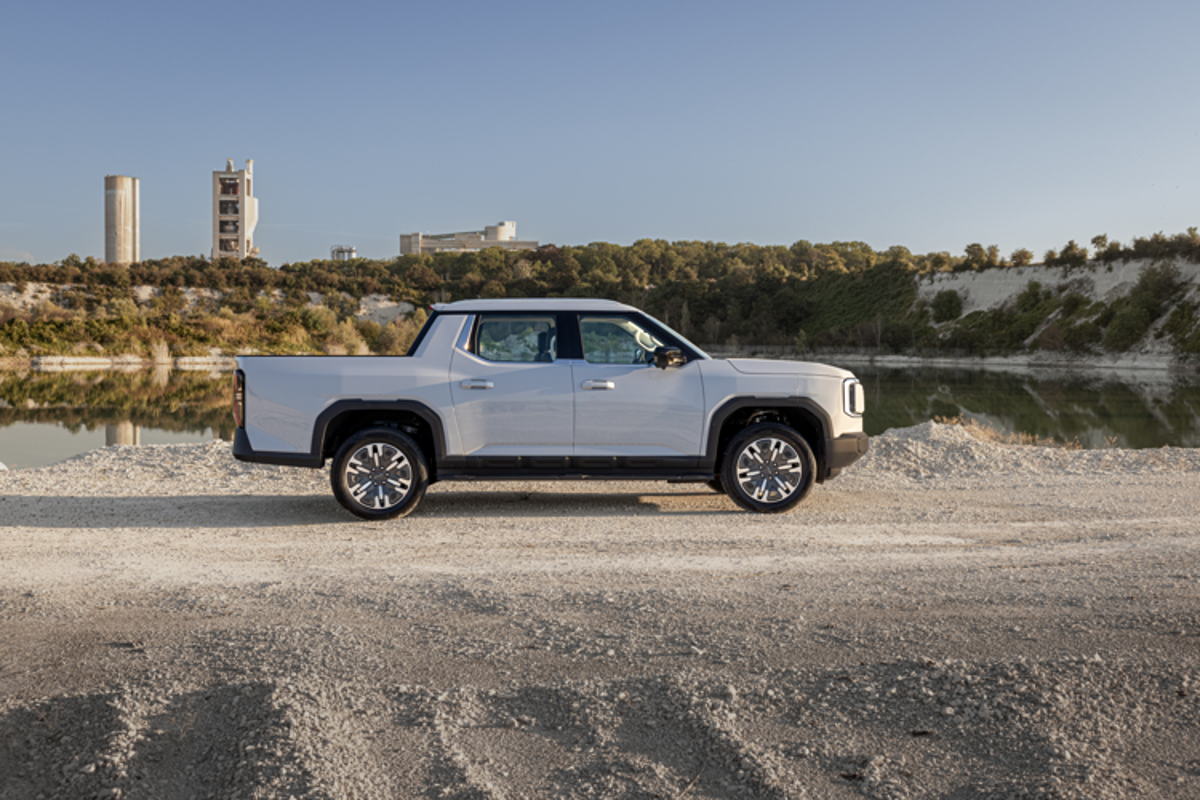 MAXUS presents eTERRON9, an all-electric pick-up with all-wheel drive