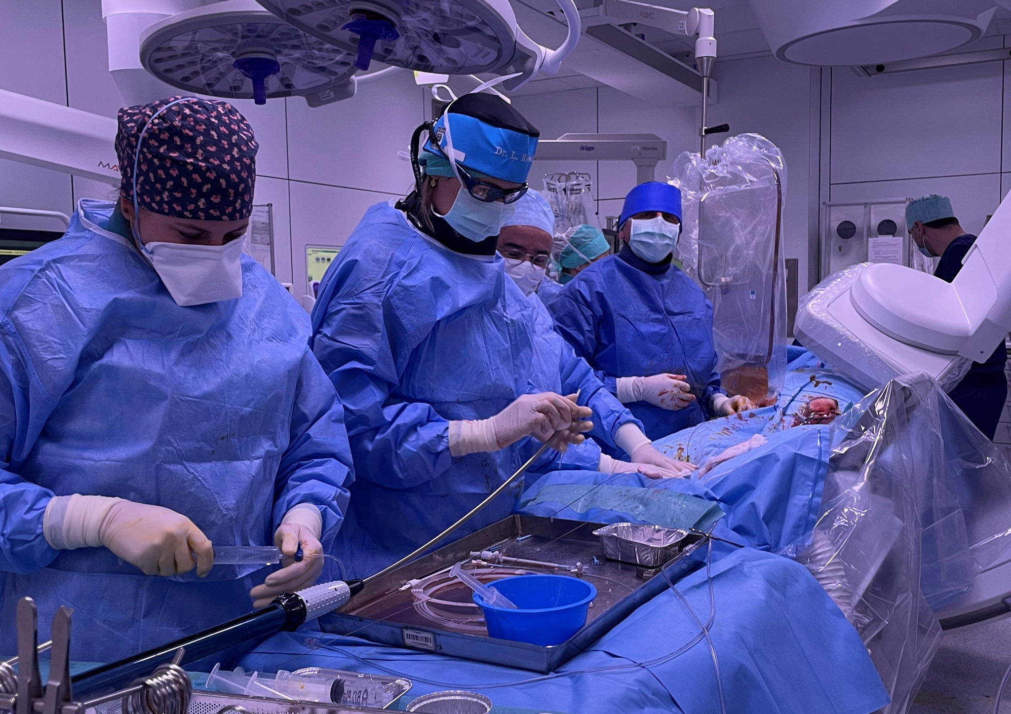 Voor het eerst in België plaatsing van kunststof slagader met twee ...