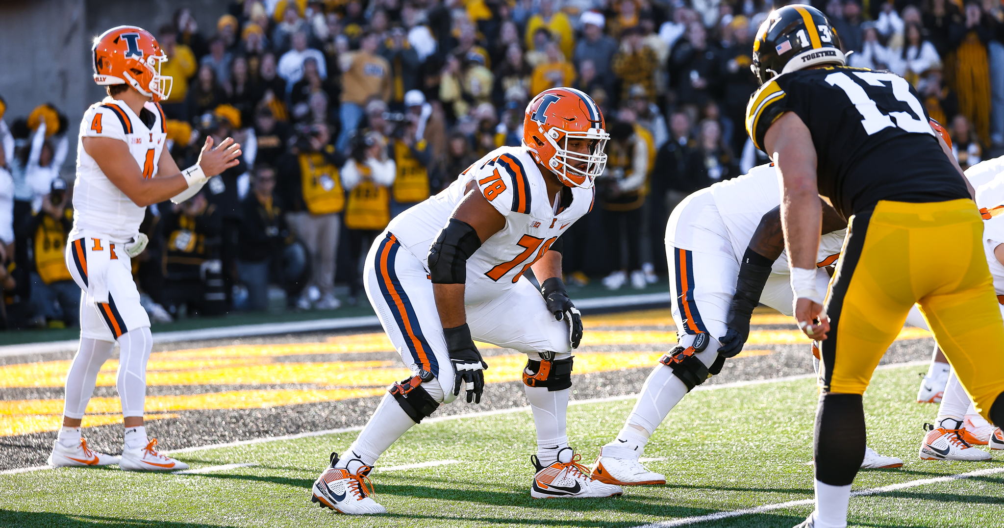 Le joueur de ligne offensive de l’Université de l’Illinois Isaiah Adams ...