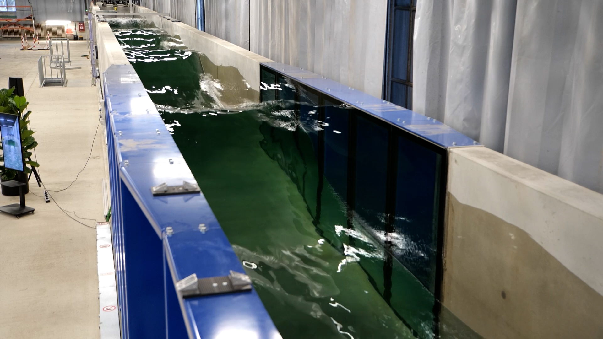 Wave flume helps scientists examine climate change impact on Belgian coast