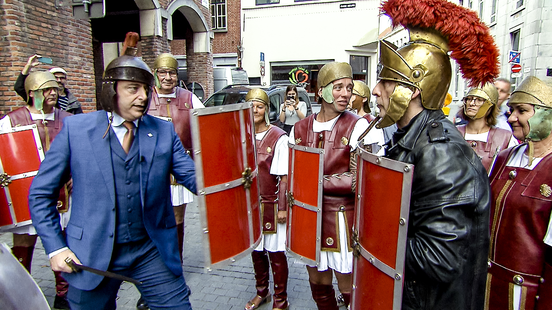 Bart De Wever trekt als Romein door Antwerpen